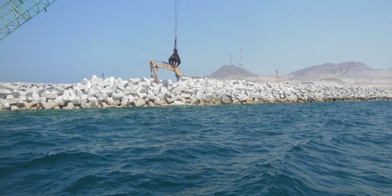 Construction d'une digue, Port de Zirku | CLI - Concrete Layer ...