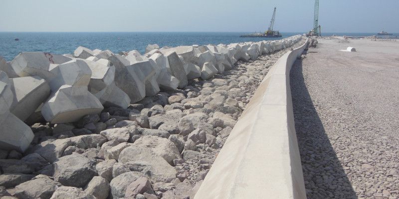Construction d'une digue, Port de Zirku | CLI - Concrete Layer ...