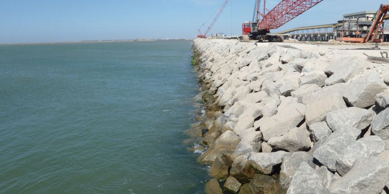 Fabrication d'une digue à Talus, port d'Açu au Brésil | Concrete Layer ...