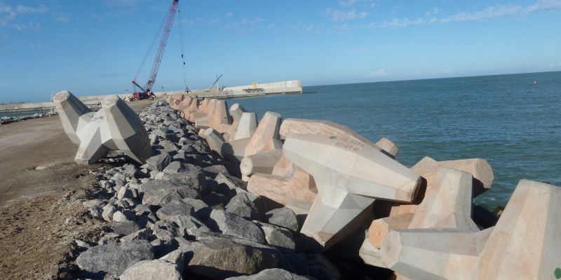 Fabrication d'une digue à Talus, port d'Açu au Brésil | Concrete Layer ...